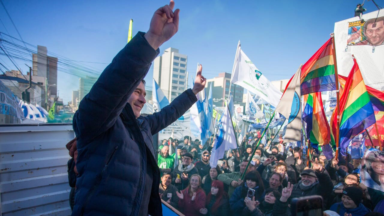 Una multitud acompañó a Luque y Elisaincin en Comodoro | Chubut Hoy